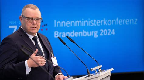 Beleidigung Bedrohung Bloßstellung im Netz Innenminister wollen
