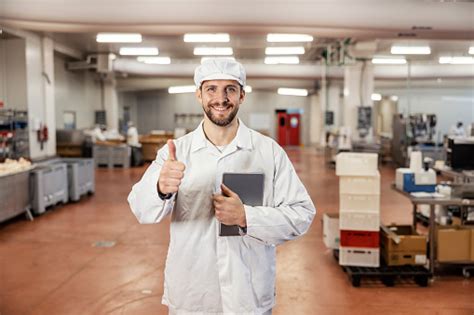 육류 산업 감독관이 태블릿을 들고 제품의 품질에 대해 엄지 손가락을 치켜 세우고 있습니다 식품 가공 공장에 대한 스톡 사진 및 기타 이미지 식품 가공 공장 채용