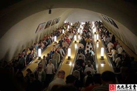 还嫌北京地铁挤？带你看看世界上十大最拥挤的地方4社会万象99养生堂