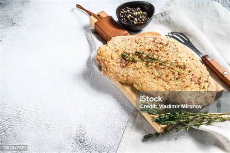 수제 생 빵 독일 와이너 슈니첼 회색 배경 맨 위 보기입니다 복사 공간 슈니첼에 대한 스톡 사진 및 기타 이미지 슈니첼 브레드크럼 날것 Istock