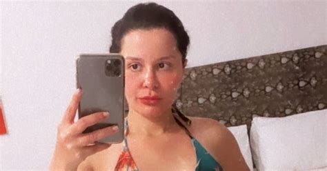 Maraisa sem maquiagem deixa corpo à mostra ao surgir de maiô em spa