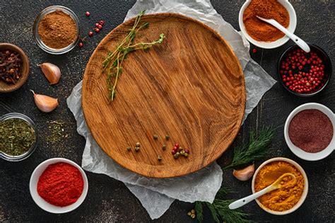 검은 돌 배경에 인도 향기로운 향신료와 허브세트 심 황 딜 파프리카 계피 사프란 바질과 로즈마리 숟가락 맨 위 보기입니다 모의 가루로 빻은에 대한 스톡 사진 및 기타 이미지