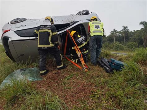 Mulher leva fechada de caminhão e capota HB20 em Navegantes Penha