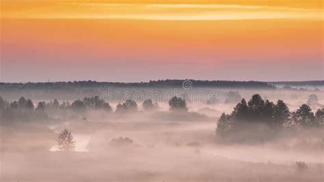 Niesamowity Wschód Słońca Nad Mglistym Krajobrazem Sceniczny Widok