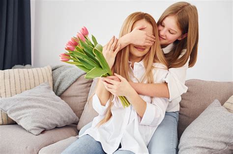 꽃을 포용하고 주는 것 젊은 어머니 와 그녀의 딸 이다 에 집 에 낮 10 11세에 대한 스톡 사진 및 기타 이미지 10