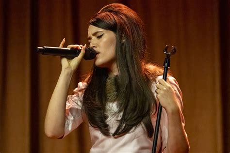 Review Sienna Spiro Proves Shes The Next ‘it Girl In Lincoln Hall