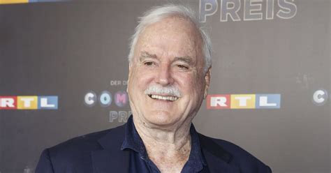 John Cleese Monty Python Komiker Kündigt Satire Show An