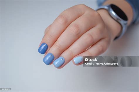 흰색 배경에 잘 손질 된 여성의 손 파란색 젤 광택 매니큐어 밝은 청색에 대한 스톡 사진 및 기타 이미지 밝은 청색 손톱