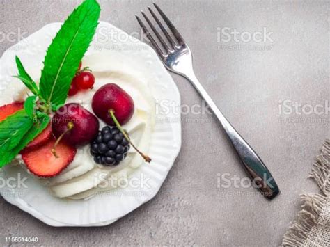 돌 배경에 신선한 딸기와 머랭 디저트 파블로바 케이크 자루 장식 0명에 대한 스톡 사진 및 기타 이미지 0명 과일 달걀