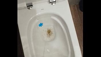 Orinando en baños públicos XVIDEOS