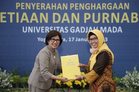 Pegawai UGM Menerima Penghargaan Kesetiaan Dan Purnabakti Universitas Gadjah Mada