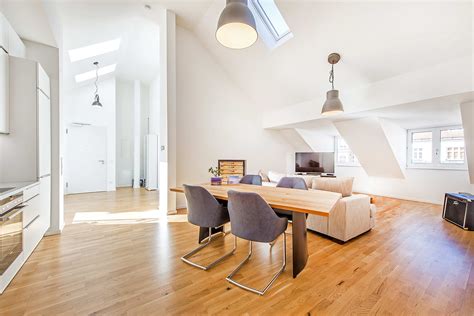 Lichterfüllte exzellent sanierte 3 Zimmer Wohnung mit Dachterrasse und