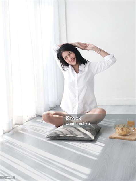 매력적인 아시아 여자 흰색 방에 앉아서 주말에 집에서 휴식 감자 칩에 대한 스톡 사진 및 기타 이미지 감자 칩 게으름