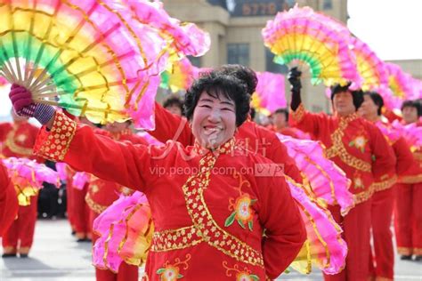 山东威海大活报表演迎新春 人民图片网