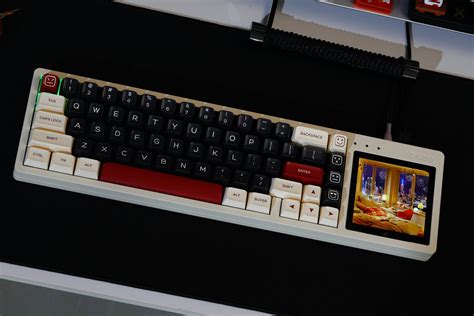 Doio67键机械键盘套件可触摸拓展屏铝合金可编程机械键盘 Kb67 01 其实它不是纯白，是那种深色牛奶的奶fufu的颜色，可以说有点像白色
