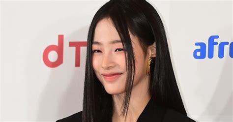 뉴진스 민지 단아한 미소 포토