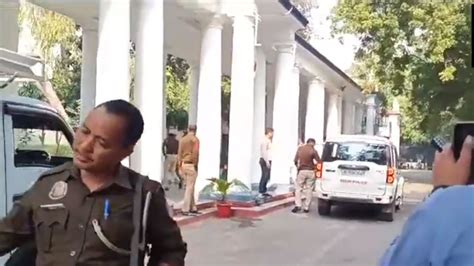 Delhi Police Detains Two Protesting With Colour Smoke Outside