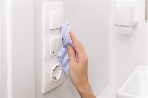 마이크로 화이버 천으로 스위치와 소켓을 청소합니다 코로나 바이러스에 대한 병원과 공공 장소에서 표면 예방을 살균 집 방 도어