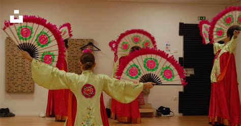 노란색과 빨간색 드레스를 입은 여성이 부채를 들고 있습니다 사진 Unsplash의 무료 댄스 이미지