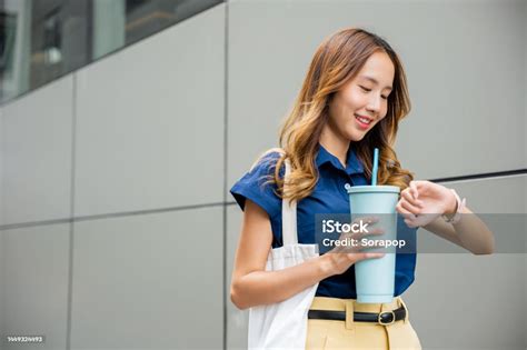 강철 보온병 텀블러 머그잔 물 유리를 들고 천 가방으로 미소 짓는 비즈니스 여성 자신감 25 29세에 대한 스톡 사진 및 기타 이미지 25 29세 가방 강철 Istock