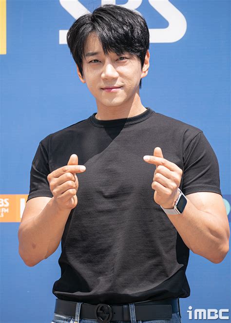 포토 황치열 치열한 근육 으로 뭉친 섹시 출근길