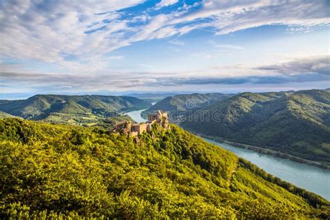 Wachau Landschaft Mit Schlossruine Und Der Donau Bei Sonnenuntergang