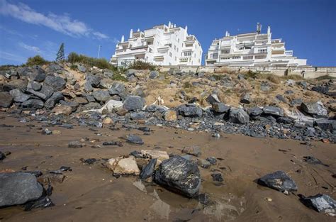En imágenes los destrozos causados por el temporal en la playa de El