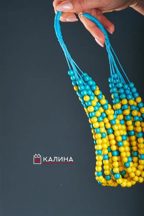 Патріотичне намисто з дерева