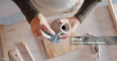 도자기 예술 및 손은 스튜디오 작업장 또는 교실에서 점토 용기를 형성합니다 창의성을 가진 예술가 공예 및 취미 독특한 머그잔 컵 또는 위로부터의 디자인과 공정이 있는 수제