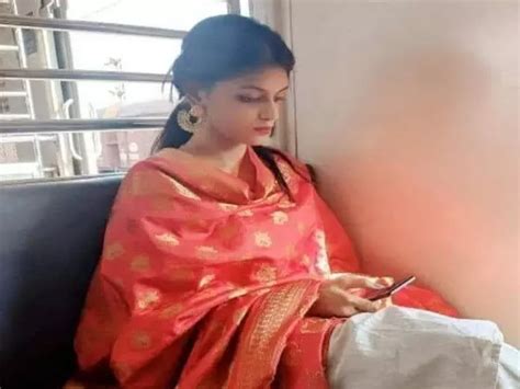 इशक म एक लडक क घर स भगन क सटर कस उसन परम क पस जन छड टरन क टकट