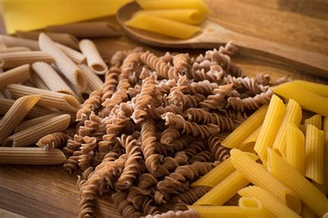 나무로 되는 숟가락 및 신선한 재료와 나무 Backgorund에 원시 이탈리아 Spagetti 건강한 식생활에 대한 스톡 사진