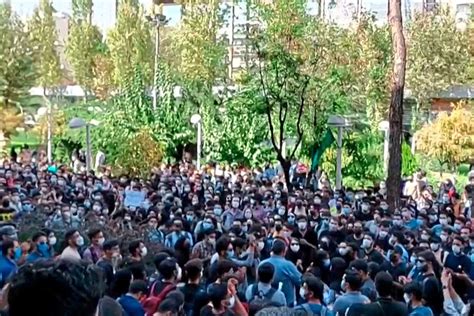 Proteste Im Iran Regierung Verlegt Panzer In Demonstrationshochburg