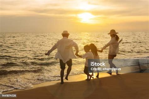 행복한 아시아 가족은 바다 해변에서 여름 방학에 해변에서 즐거운 시간을 보내는 아버지 어머니 아들 딸로 구성된 바다 해변을 즐깁니다 휴가 시간 라이프 스타일 개념을 가진