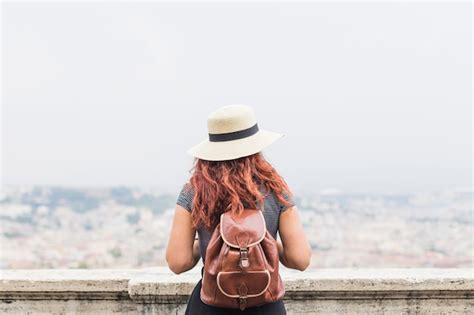 Femme Touriste Sur Le Balcon Par Derrière Photo Gratuite