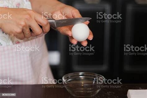 여성 손 나누기 흰색 계란 칼으로 유리 그릇에 부엌에서 요리 하는 집 파스텔 앞치마에 통 통 여자 요리 단백질에 대한 스톡 사진
