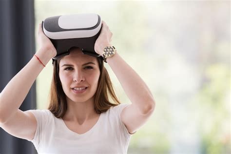 自宅でバーチャルリアリティのvrヘッドセットメガネを使った経験を積む幸せな女性の笑顔 プレミアム写真
