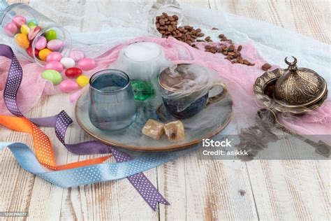 전통 터키 커피와 터키식 즐거움 사탕과 커피 원두를 나무 테이블에 올려놓습니다 터키 커피 스페셜 데이 컨셉 Eid Ul Fitr