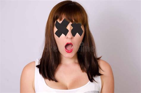Mujer Joven Con La Boca Y Los Ojos Tapados Foto De Archivo Imagen De