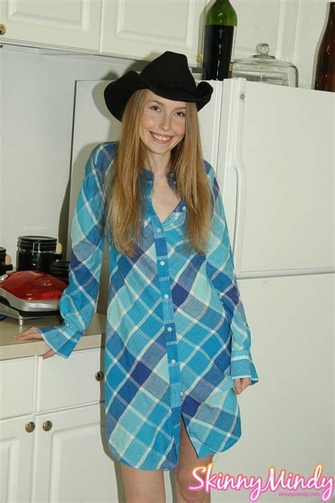 Pictures Of Skinny Mindy Being A Tease In The Kitchen Porn Pictures