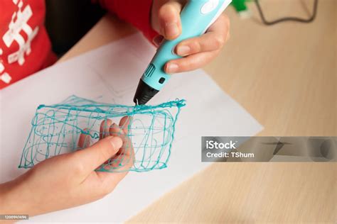 3d 펜으로 볼륨 플라스틱 그림을 만드는 소년의 클로즈업 핸드 선택적 초점 교육 개념 3차원 인쇄에 대한 스톡 사진 및 기타