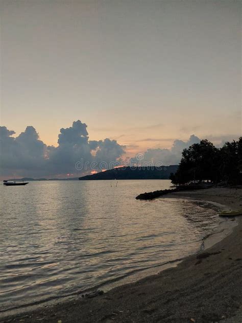 Hora Dorada En La Playa Capturar La Belleza De Una Puesta De Sol