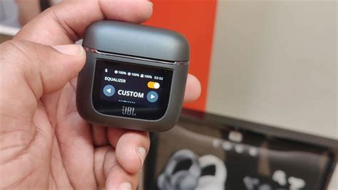 Trên tay JBL Tour Pro Lạ mắt với màn hình phụ chất âm hay pin lớn