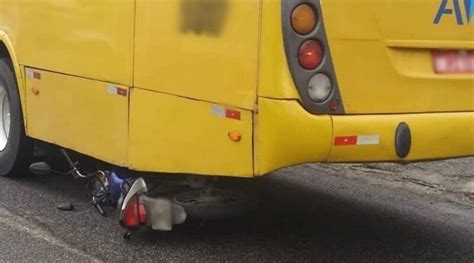 Moto fica embaixo de ônibus após colisão Garagem SE