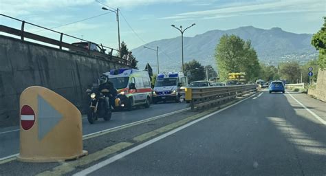 Scontro Tra Un Auto E Una Moto Due Persone Ferite A Buguggiate