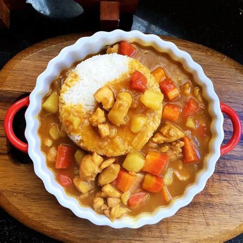 咖喱鸡肉炖土豆盖饭汤汁拌饭太香了 红萝卜