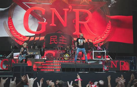 Axl Rose Meltdowns At Guns N Roses Mega Stadium Gig Over Spotlight