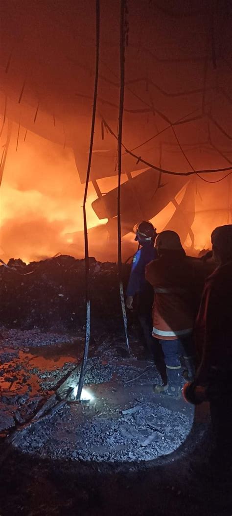 Kobaran Api Luluhlantahkan Bangunan Pabrik Sarung Tangan Di Patumbak