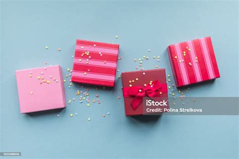 Nmother의 날 크리스마스 생일에 대 한 파스텔 민트 바탕에 휴일 Tboxes 가족에 대한 스톡 사진 및 기타 이미지
