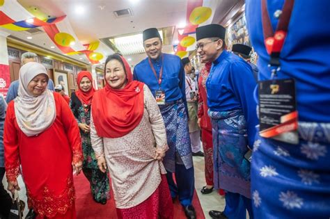 As Umno Calls For Reprieve Rosmah Says Has No Hand In Najibs Royal