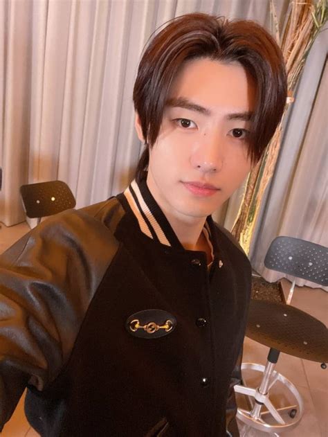 Enhypen 커뮤니티 포스트 성훈아🤍🤍 잘자요〜💤꿈에서 만났으면 좋겠다 ️ 성훈이 멋있다🥺 ️ 재미있는 사진도 기다리고